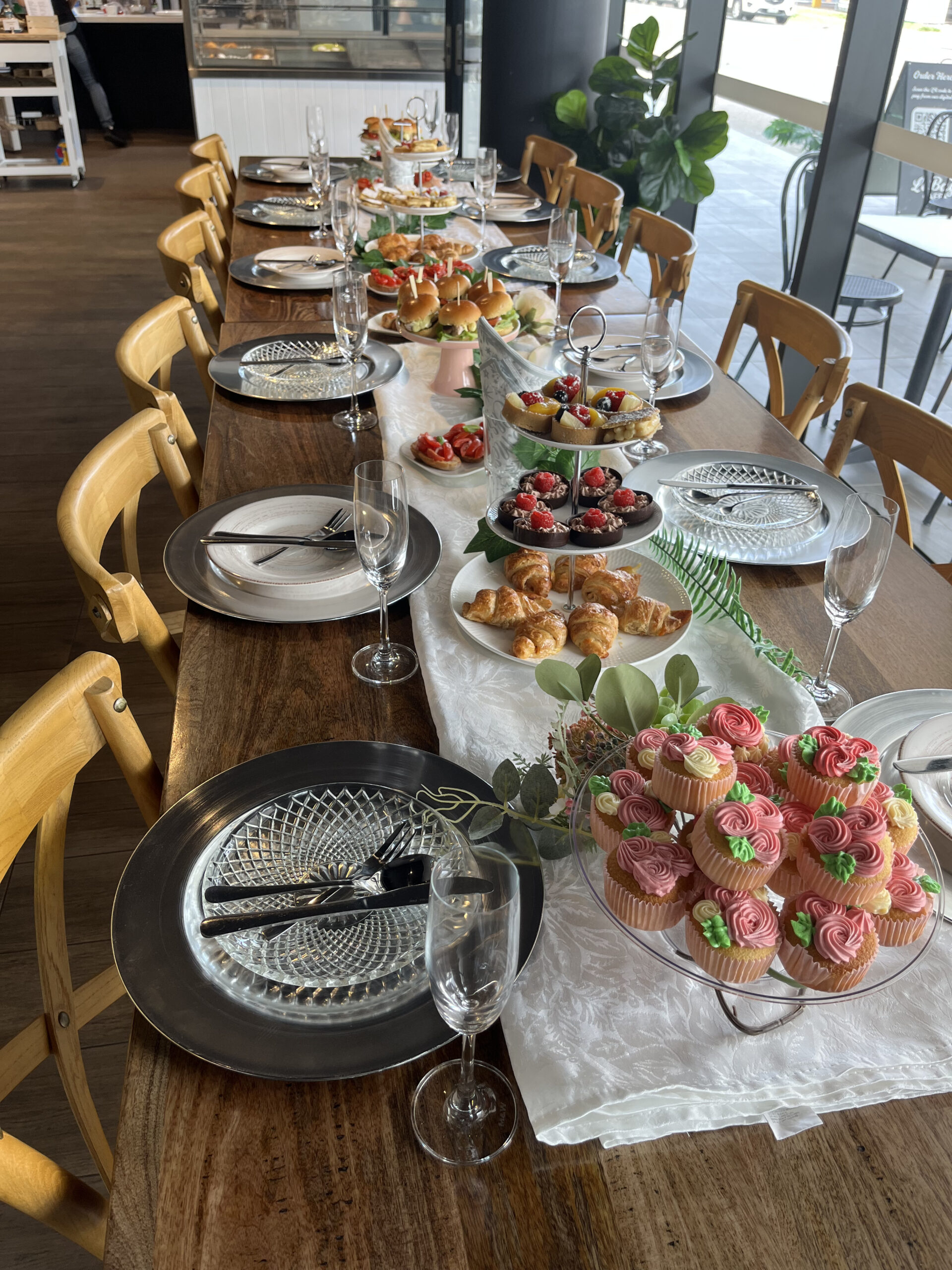 Le Bay Café Wynnum | Family-Owned Café with High Tea & House-Baked Pastries
